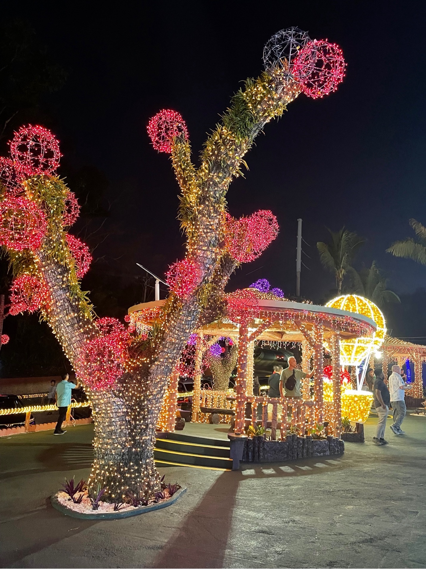 Guam: Holiday Lights Brighten Up Tutujan Park